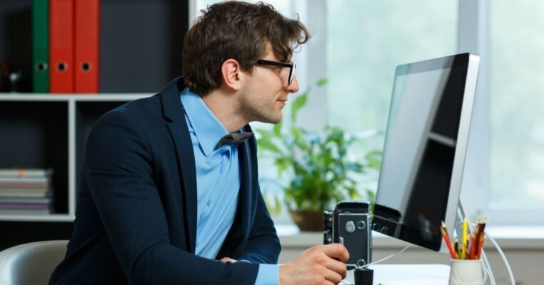 4 Tips Tetap Sehat meski Duduk Berjam-jam di Depan Komputer | Doran Gadget