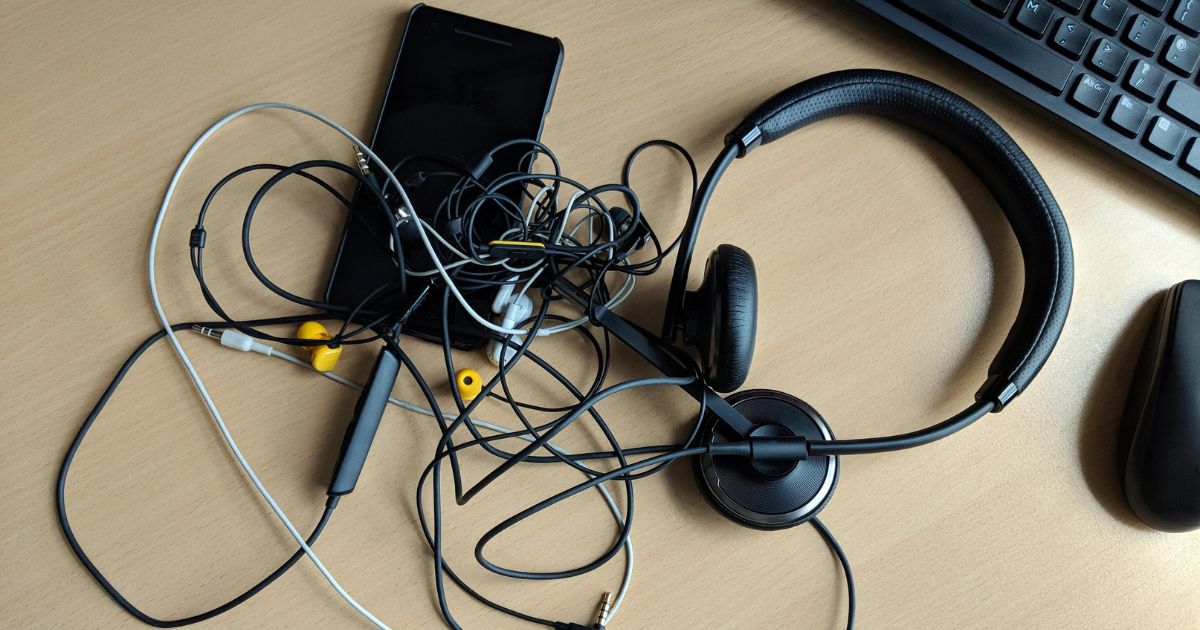 Lebih Bagus Headset Kabel atau Bluetooth, Ini Ulasannya!