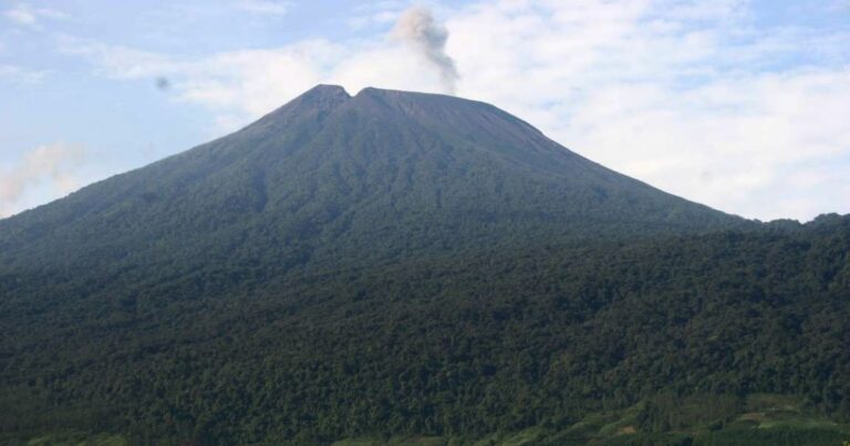 10 Gunung Tertinggi di Pulau Jawa dengan View Terbaik