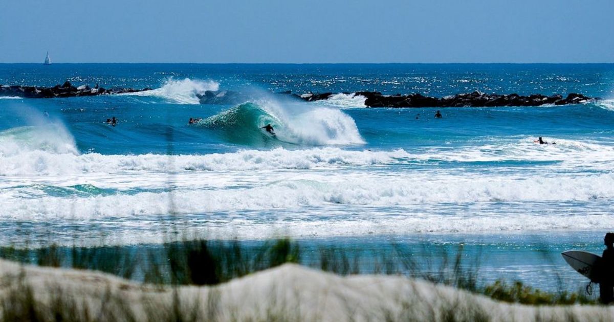 10 Spot Surfing Terbaik di Dunia, Termasuk Indonesia!